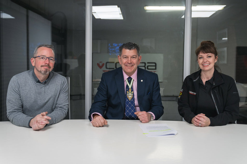 Cobra Sport accueille Master Cutler à l'installation de fabrication ...